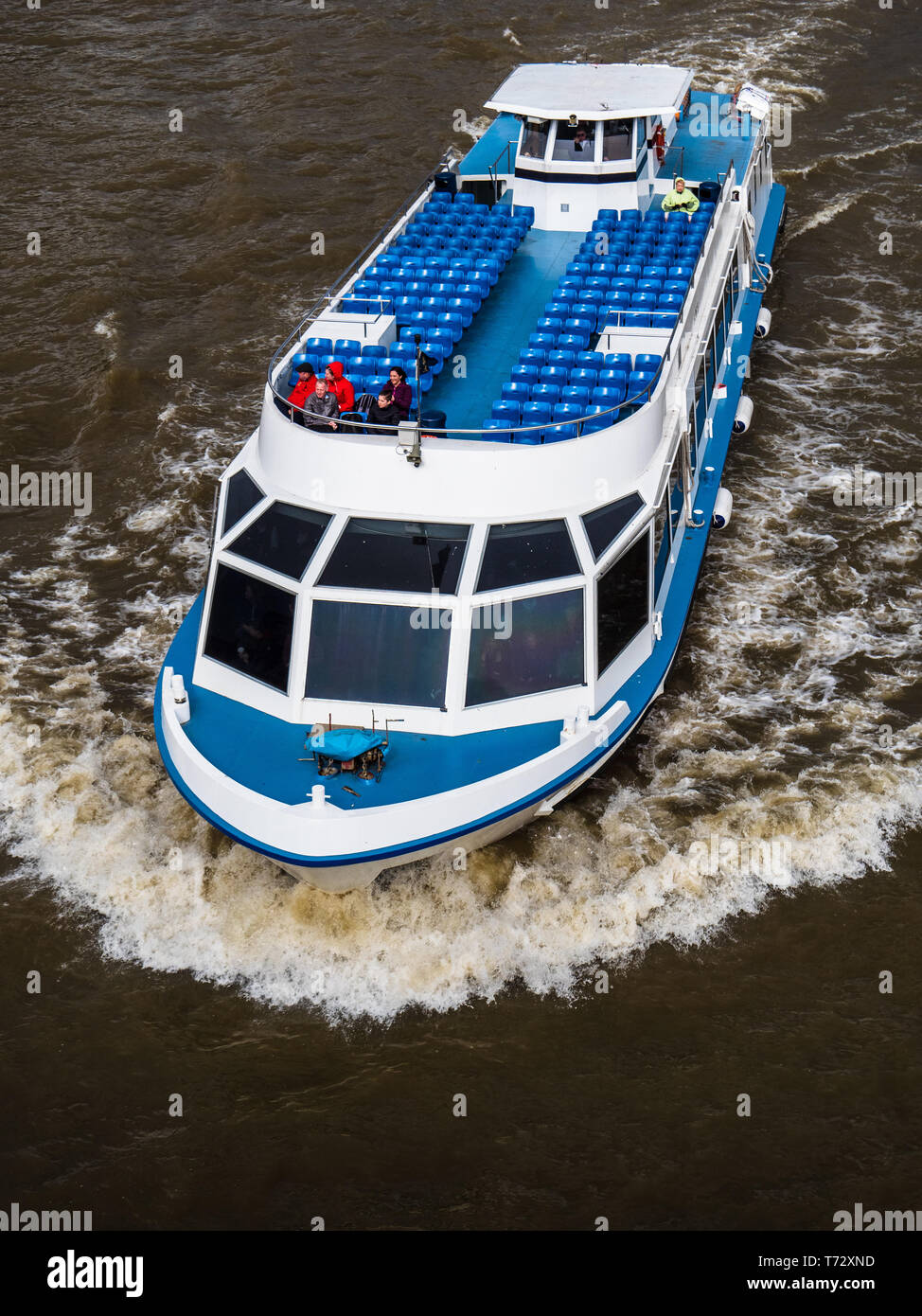 Thames boat cruise hi-res stock photography and images - Alamy