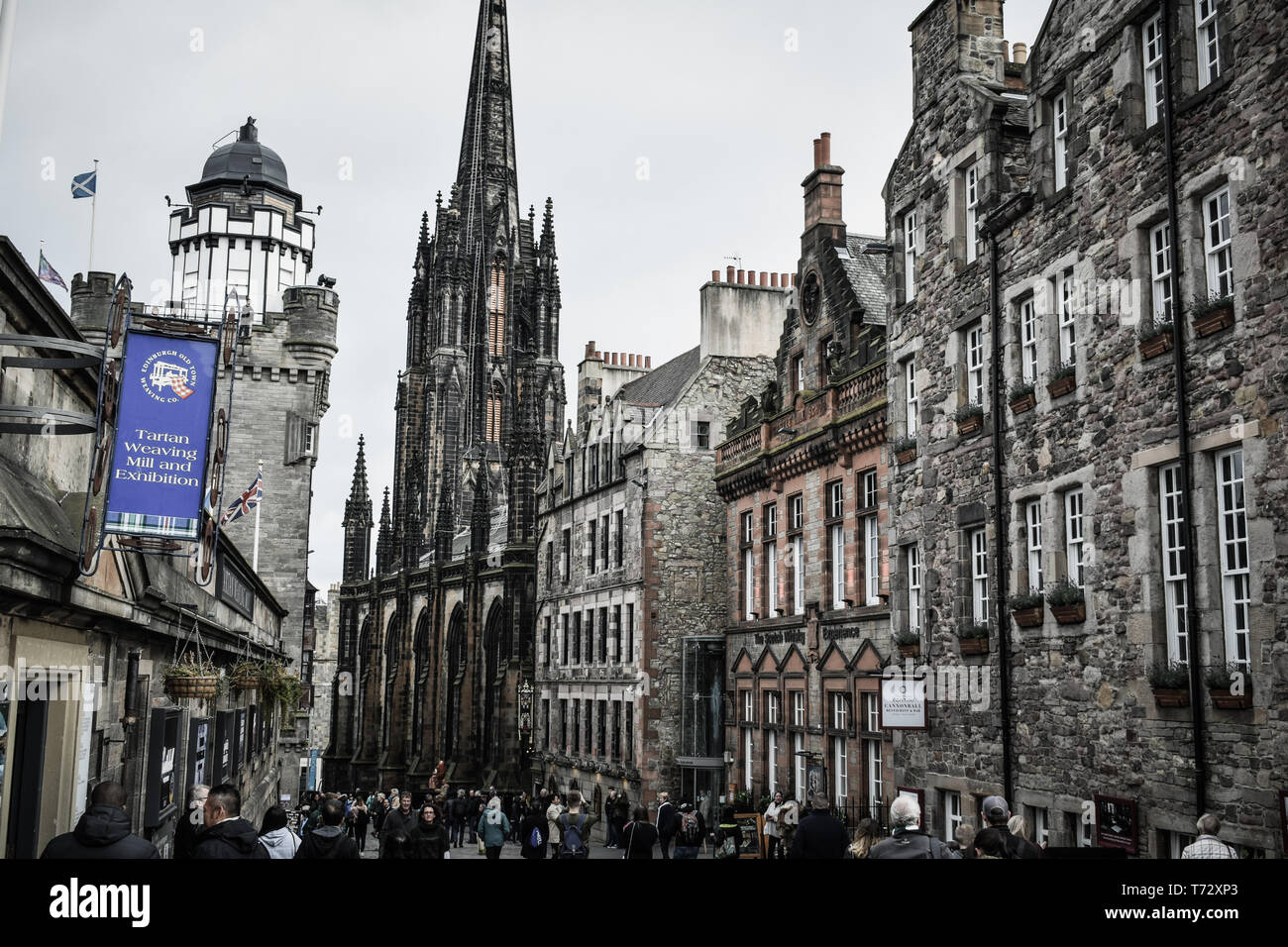 EDINBURGH, SCOTLAND - SEPTEMBER 09, 2018: Edinburgh's busy Royal Mile ...