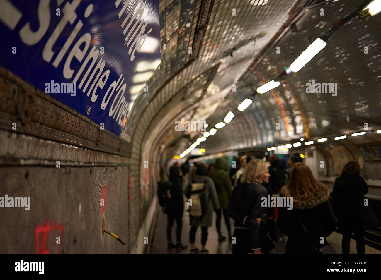 Crowds metro shopping centre hi-res stock photography and images - Alamy