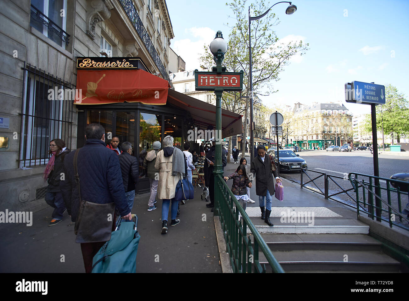 Crowds metro shopping centre hi-res stock photography and images - Alamy