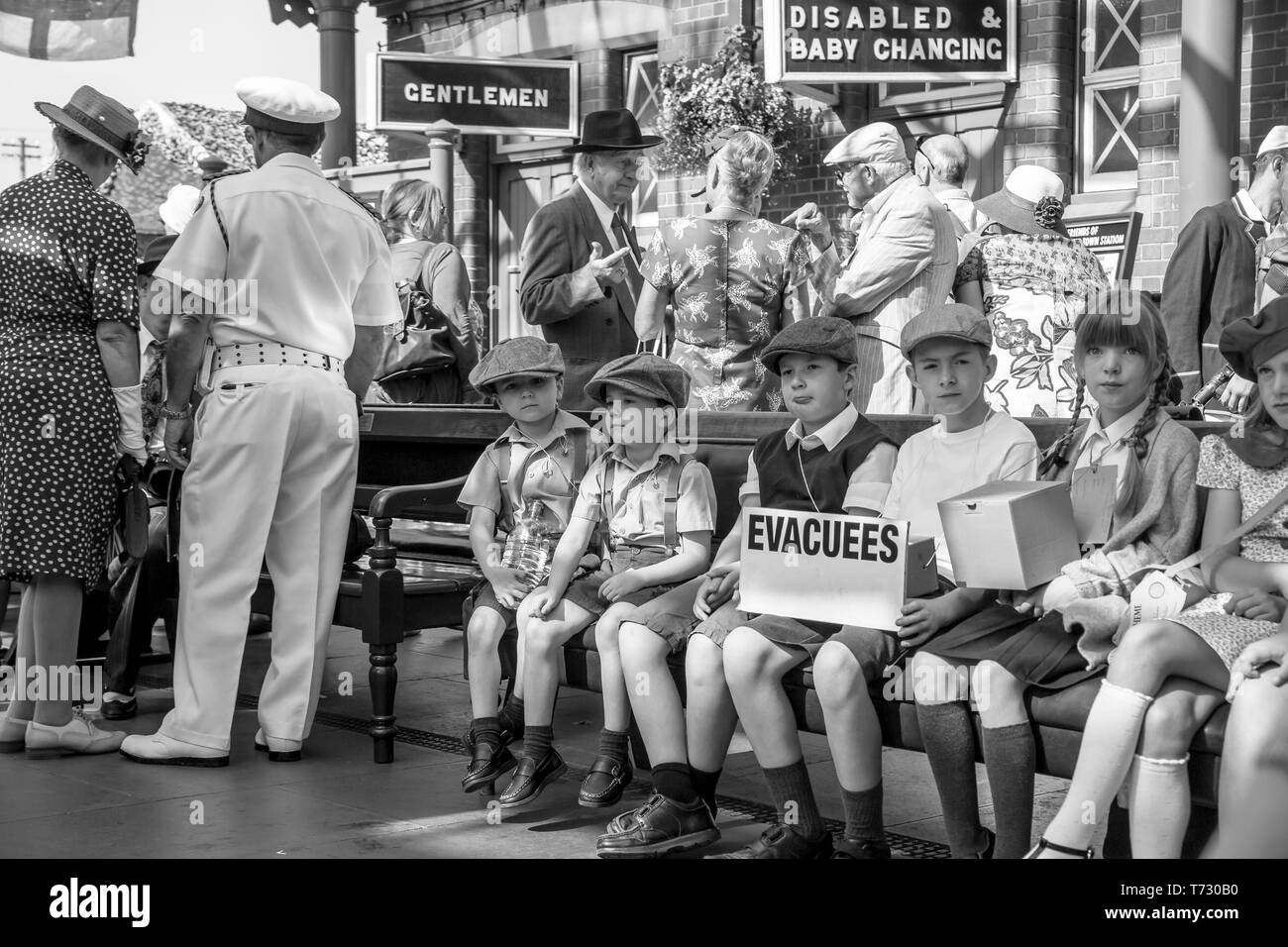 Ww2 evacuation black children hi-res stock photography and images - Alamy