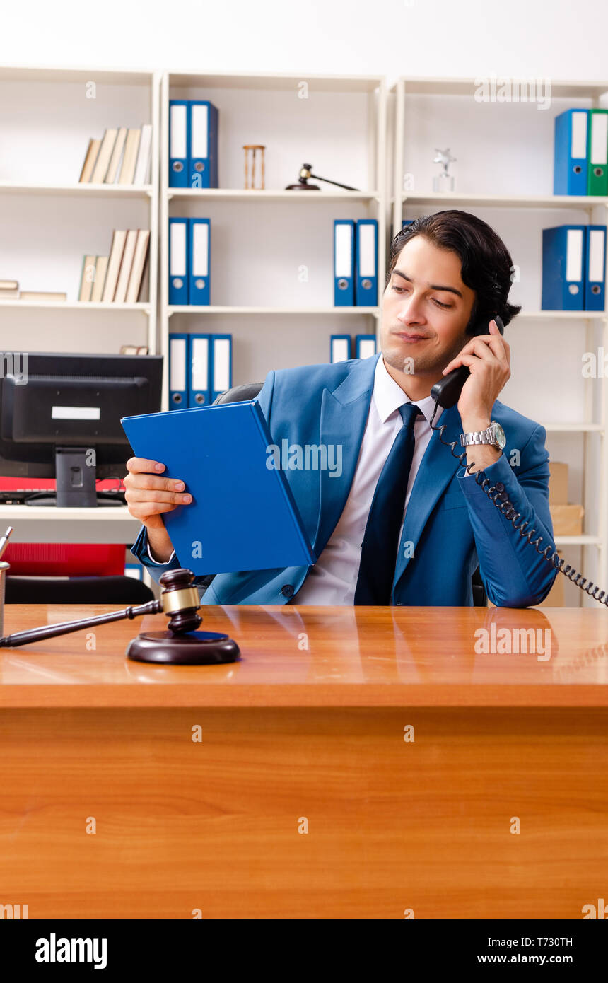 Judge speaking courtroom hi-res stock photography and images - Alamy