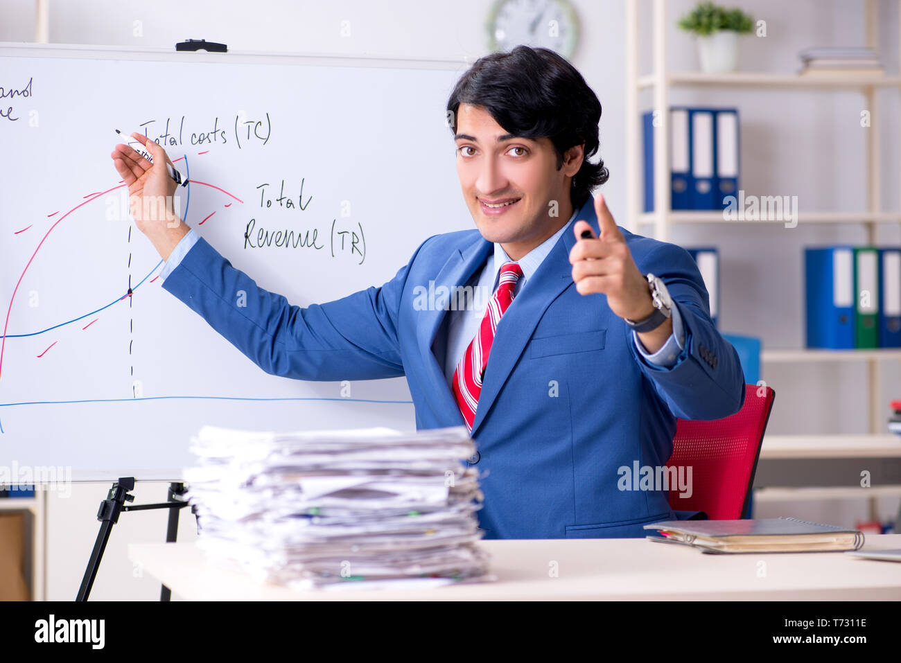 Explaining graph charts hi-res stock photography and images - Alamy