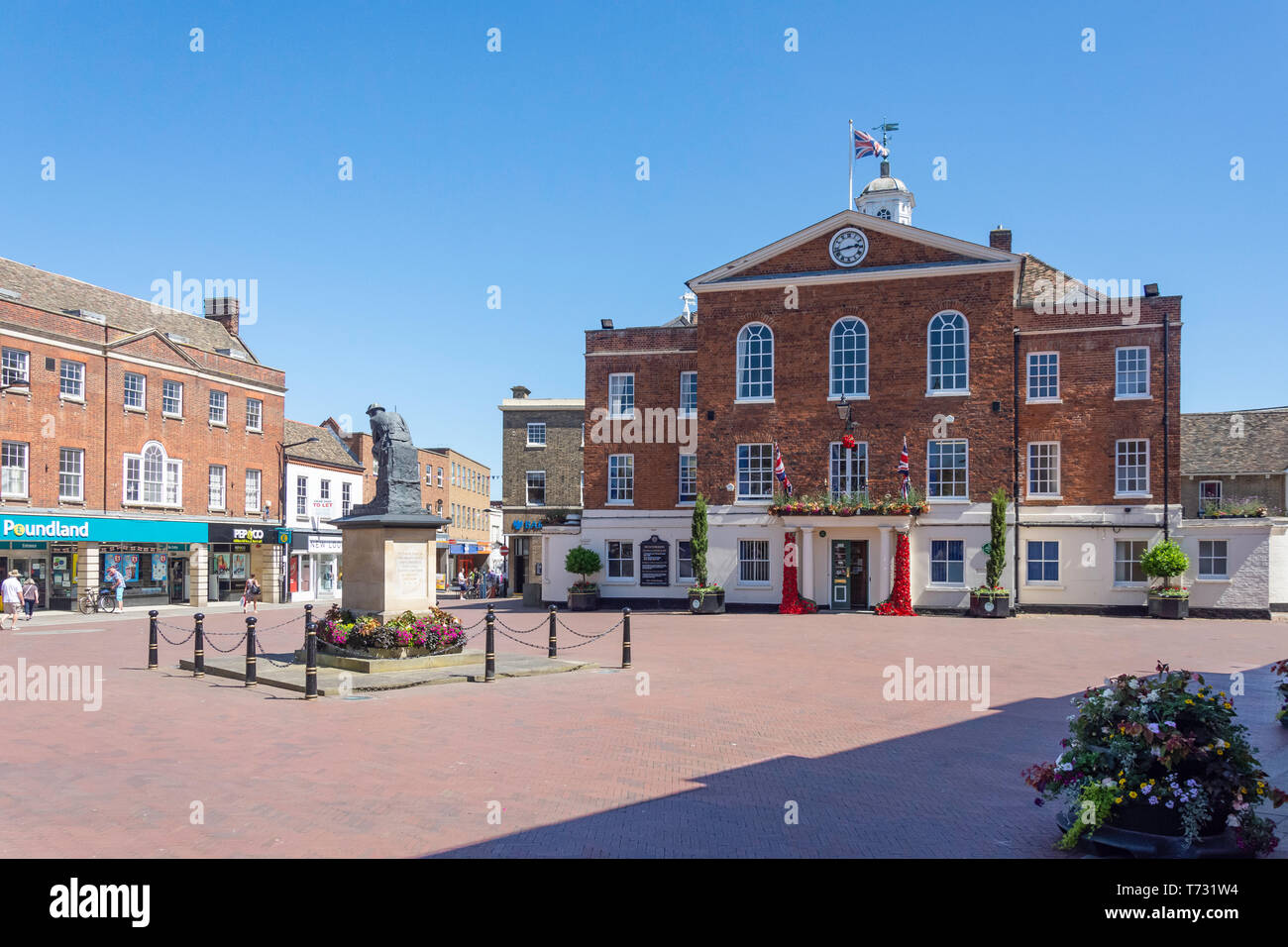 Town Hall and War Memorial, Market Square, Huntingdon, Cambridgeshire ...