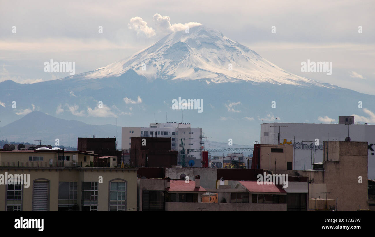 Aerial view of mexico city volcano hi-res stock photography and images ...