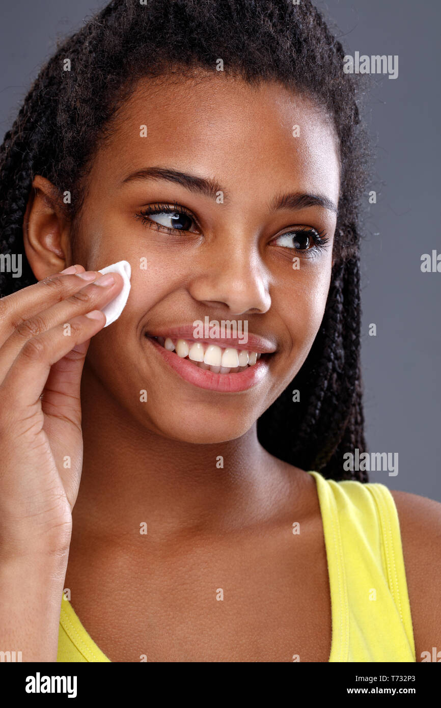 African american cleaning lady hi-res stock photography and images - Alamy