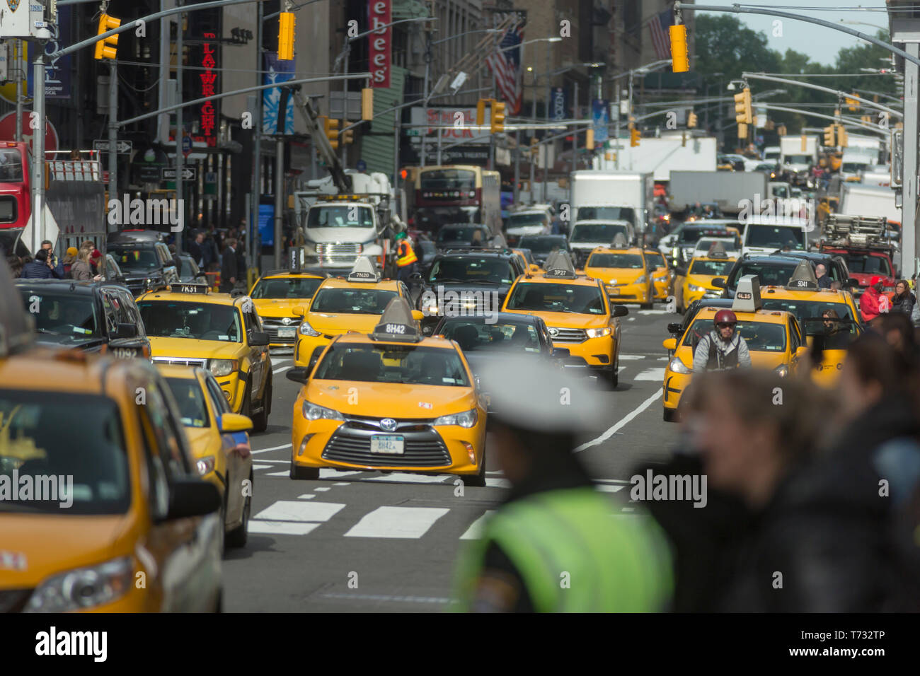 YELLOW TAXI CABS SEVENTH AVENUE MIDTOWN MANHATTAN NEW YORK CITY USA ...