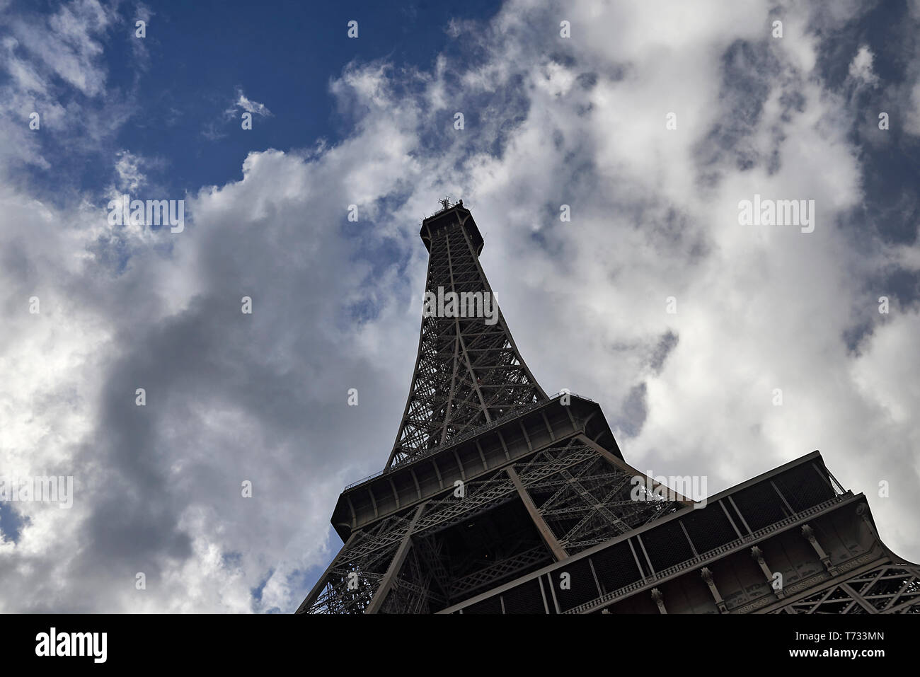 Amazing shot of the Eiffel Tower in the city centre of Paris in summer sunshine Stock Photo - Alamy