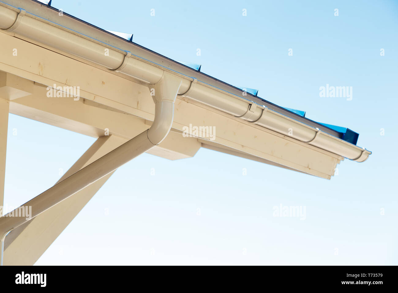 Gutter on house corner. Metal eave on roof Stock Photo - Alamy