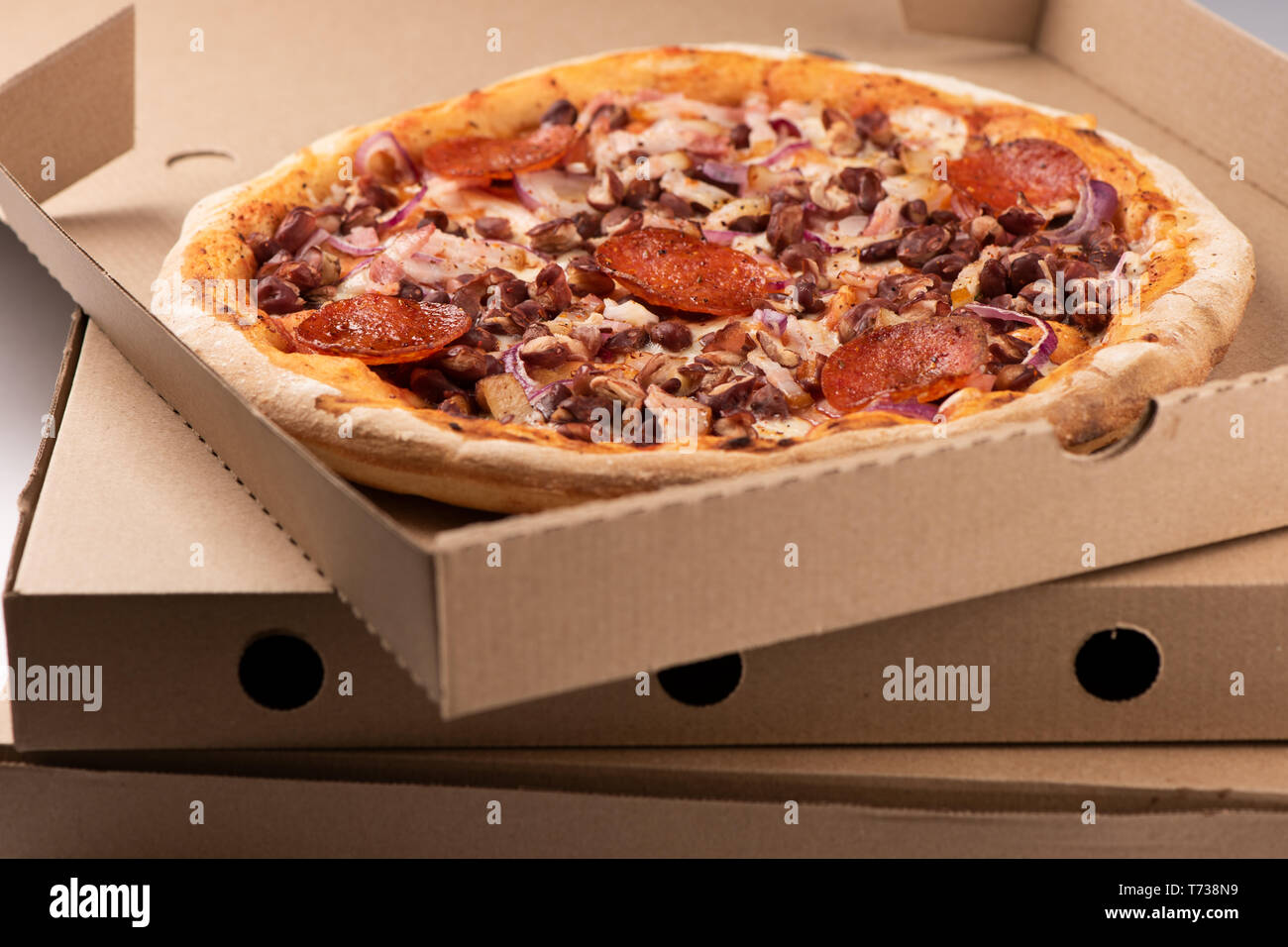 Pizza in a cardboard box close up Stock Photo - Alamy