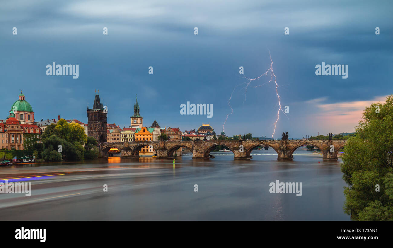 Lightning storm castle hi-res stock photography and images - Alamy