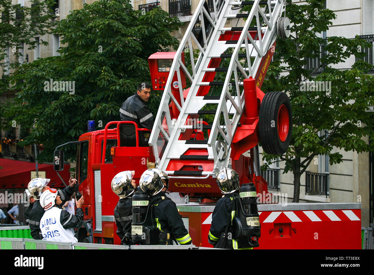 Paris firefighters stop appartment fire, Paris, France Stock Photo - Alamy
