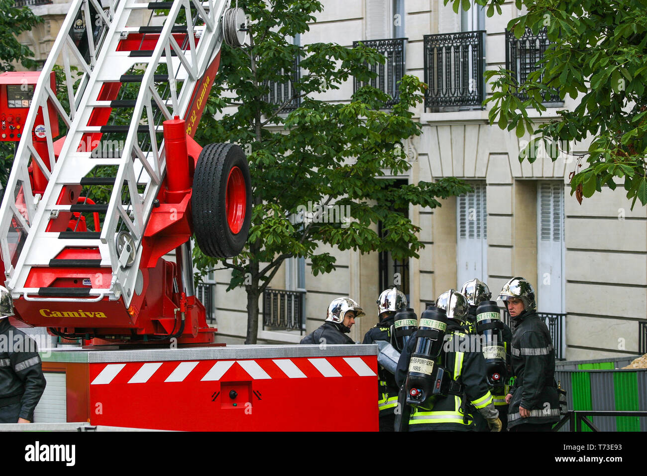 Paris firefighters stop appartment fire, Paris, France Stock Photo - Alamy