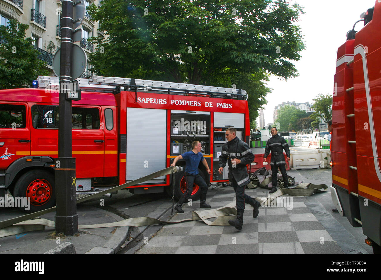 Paris firefighters stop appartment fire, Paris, France Stock Photo - Alamy
