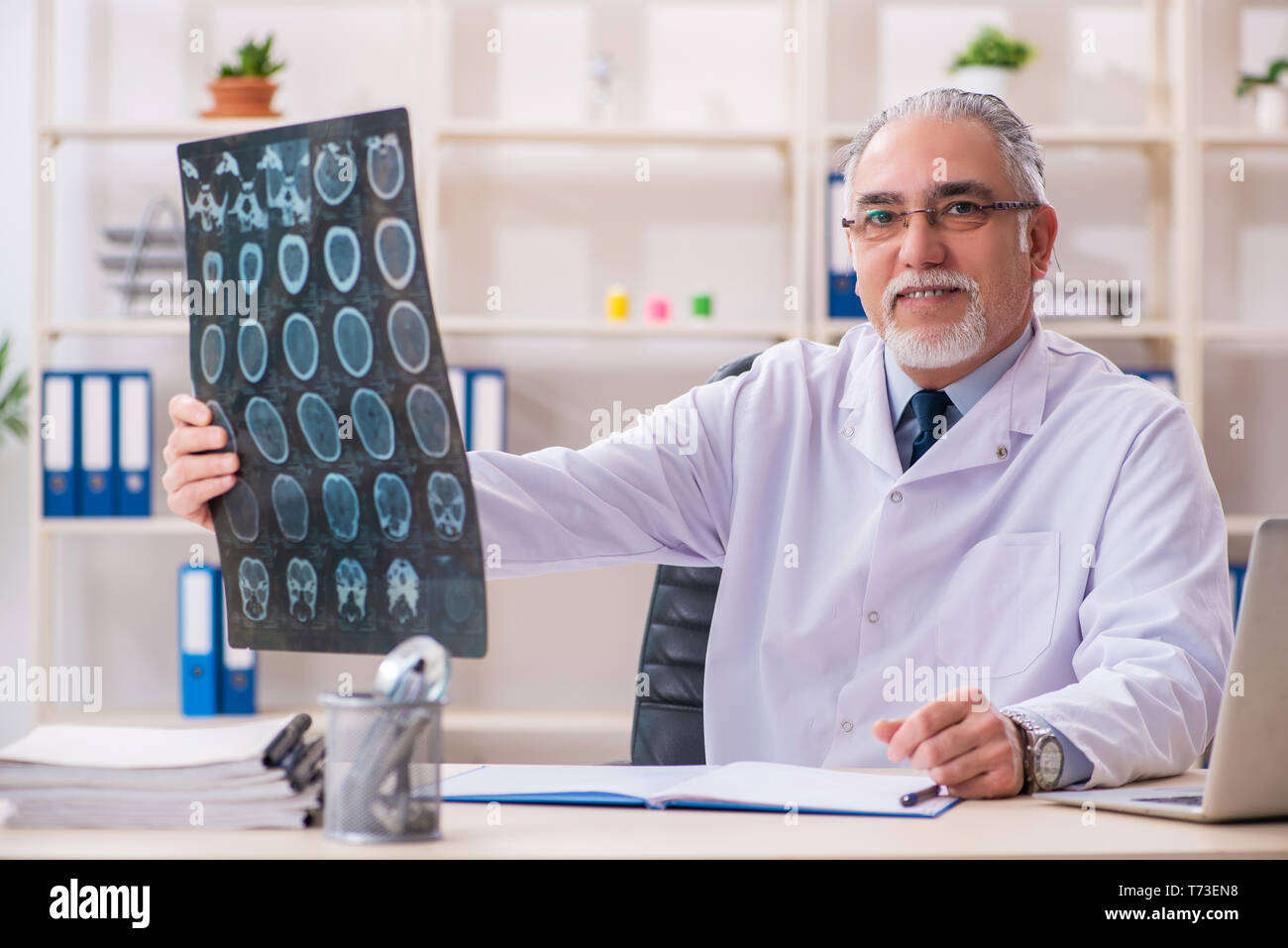 Radiologist in white lab hi-res stock photography and images - Alamy