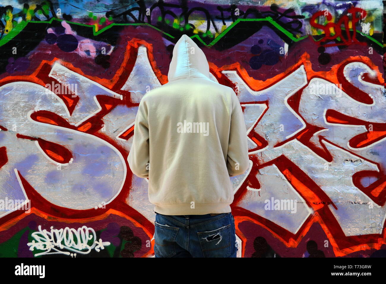 Boy facing wall hi-res stock photography and images - Alamy