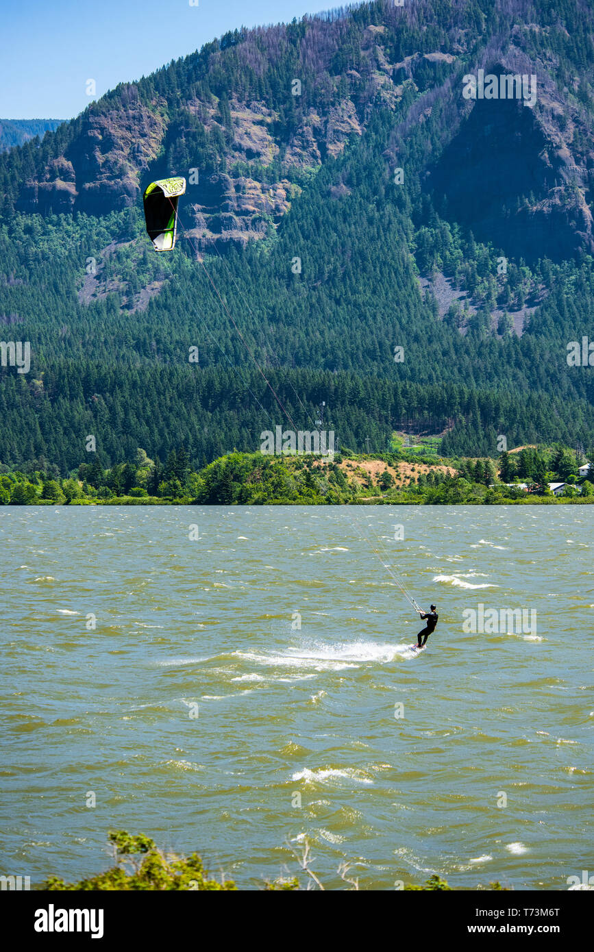 A kite surfer enjoying the strong spring winds up the Columbia River ...