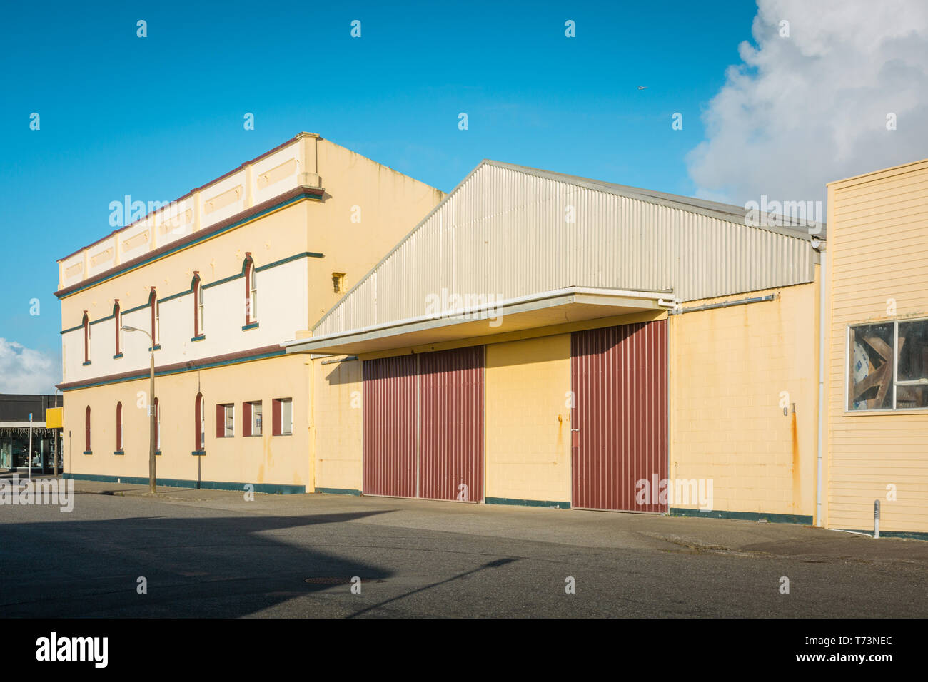 Corrugated iron buildings hi-res stock photography and images - Alamy