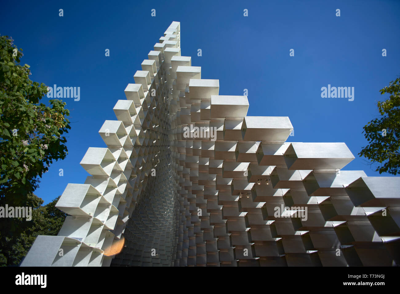 Serpentine Gallery in Kensington Gardens in summer sunshine Stock Photo ...