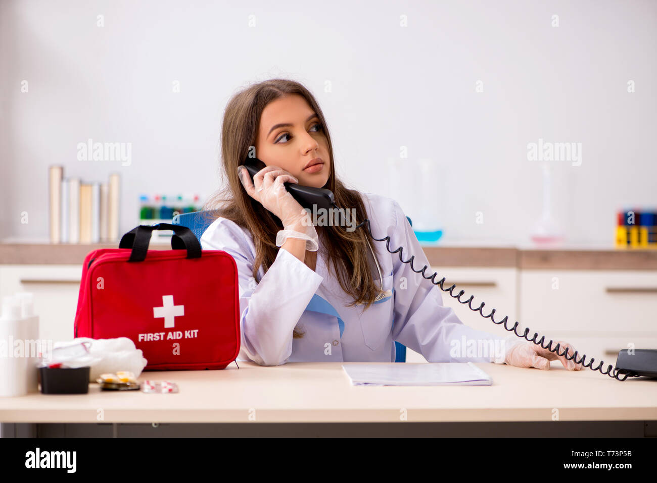 Telemedicine female doctor kit hi-res stock photography and images - Alamy