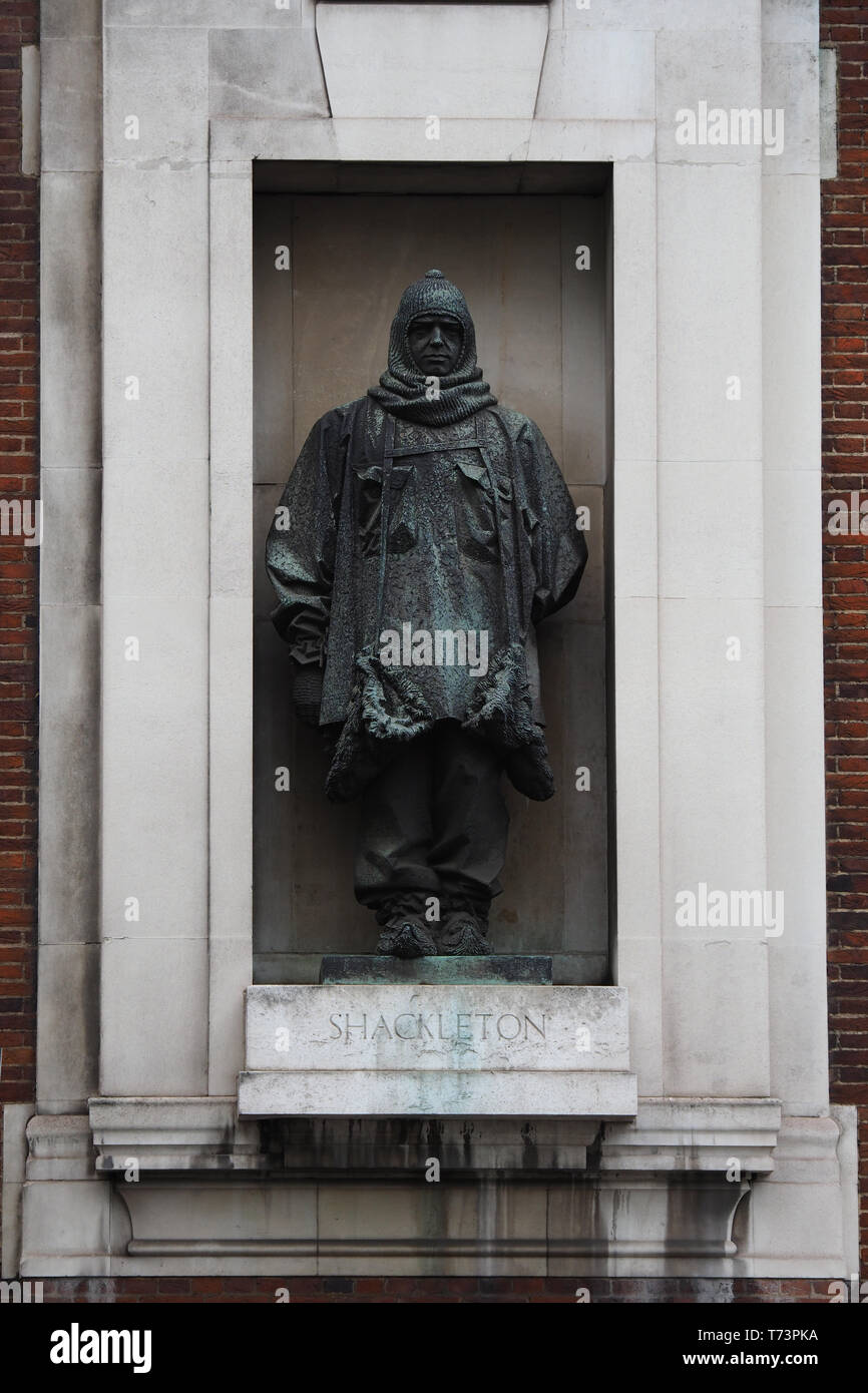Shackleton statue hi-res stock photography and images - Alamy
