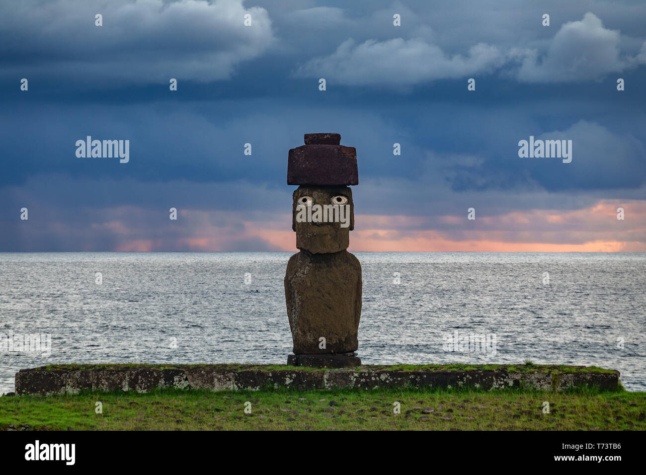Ahu Ko Te Riku moai with eyes in Rapa Nui at dusk Stock Photo - Alamy