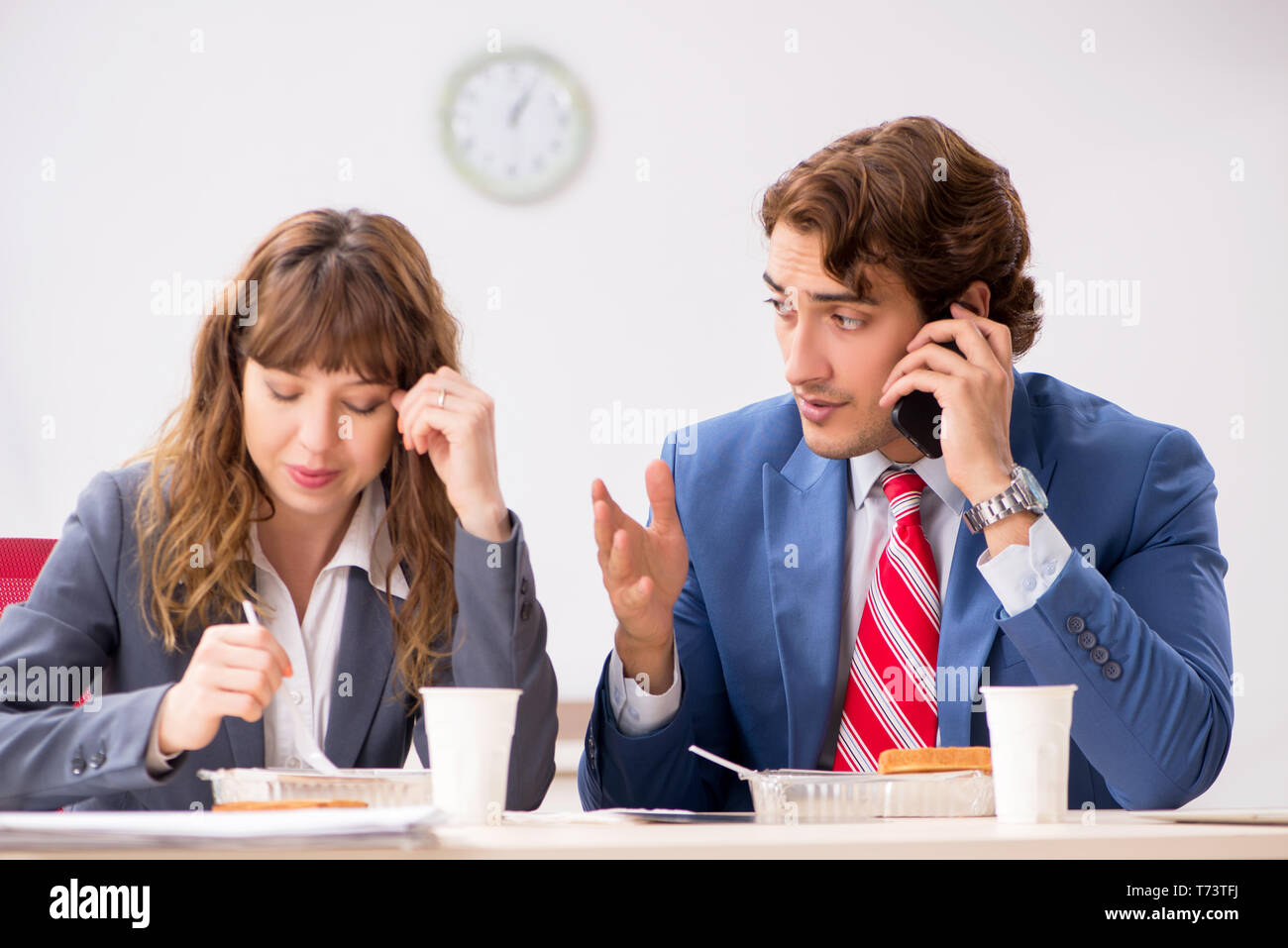 Two colleagues having lunch hi-res stock photography and images - Alamy