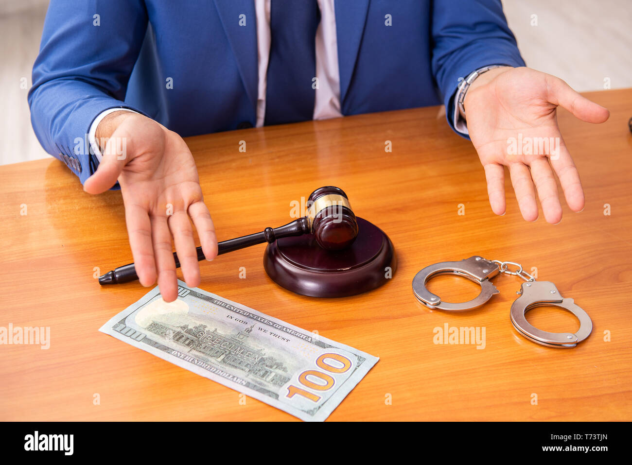 Man in handcuffs in courtroom hi-res stock photography and images - Alamy