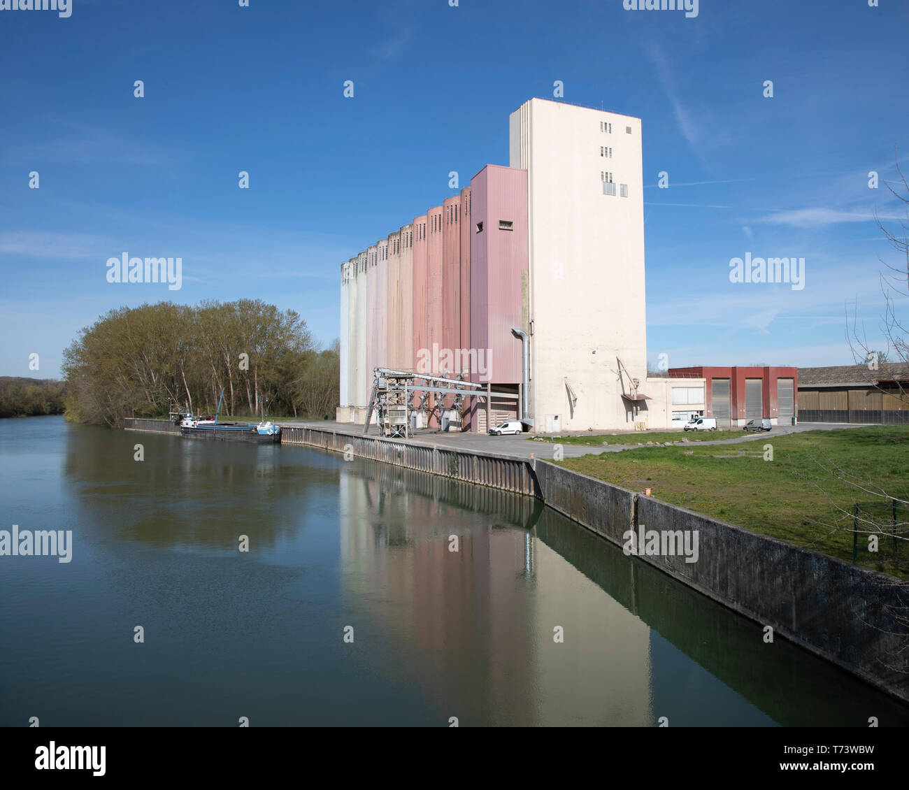 Barge in france hi-res stock photography and images - Alamy