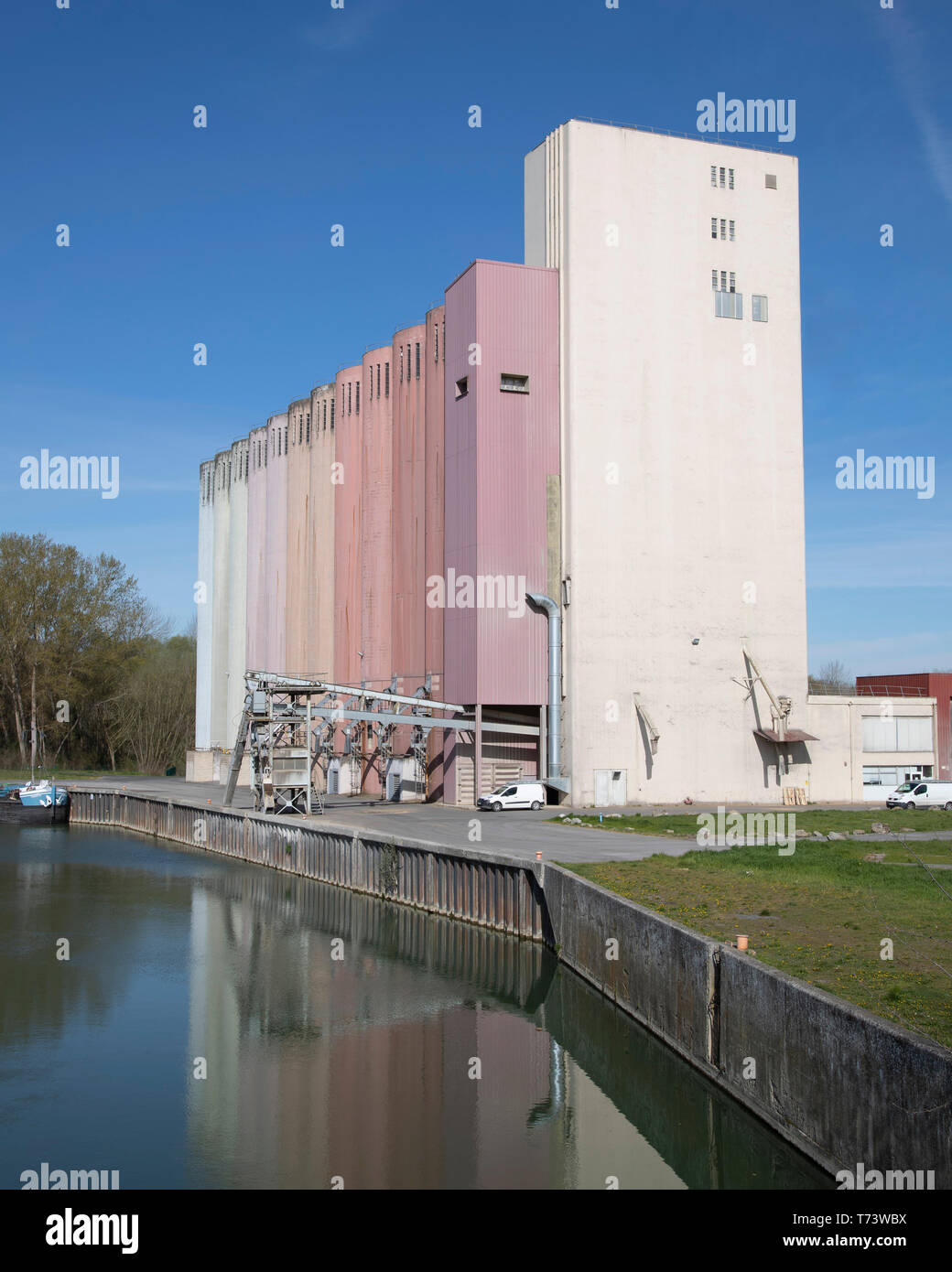 Canal france barge hi-res stock photography and images - Alamy