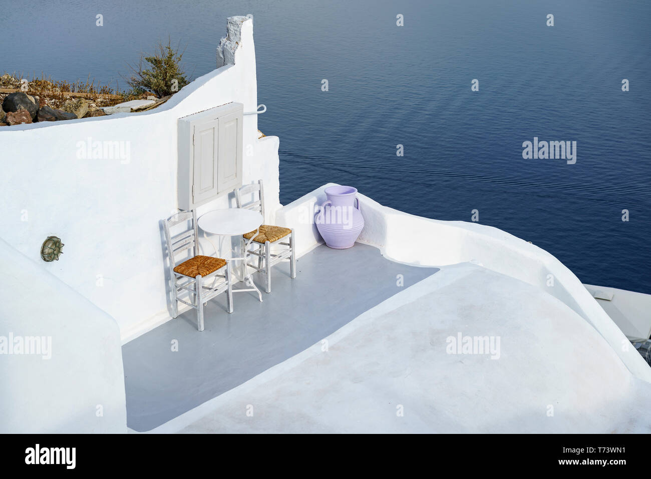 Terrace of a traditional cliff-side house in Oía, Santorini, Cyclades ...