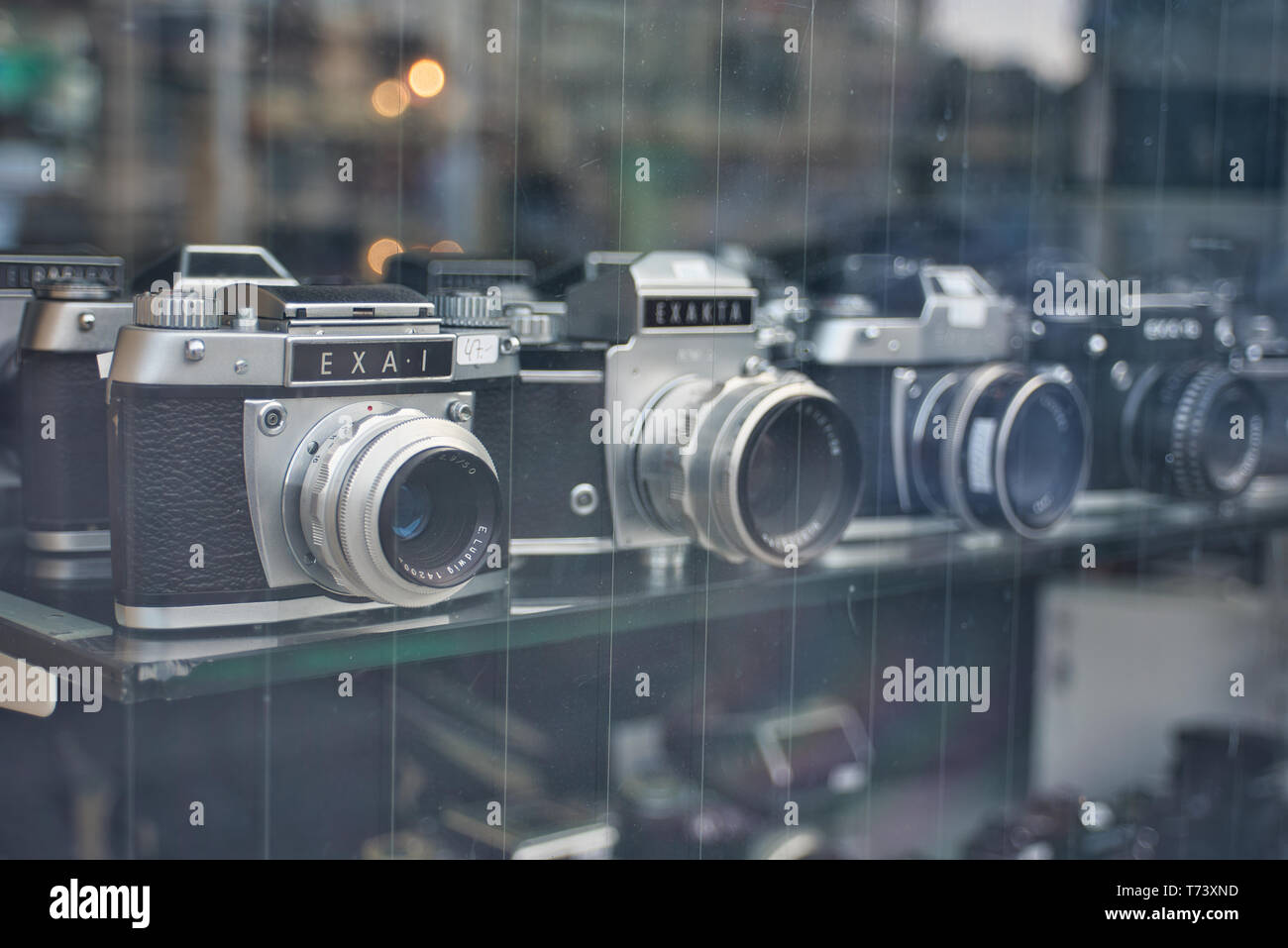 Retro cameras hi-res stock photography and images - Alamy