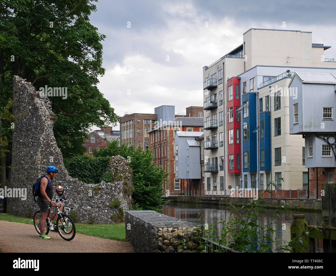 River Wensum in Norwich with Medieval Boon Defense Tower, and Riverside ...
