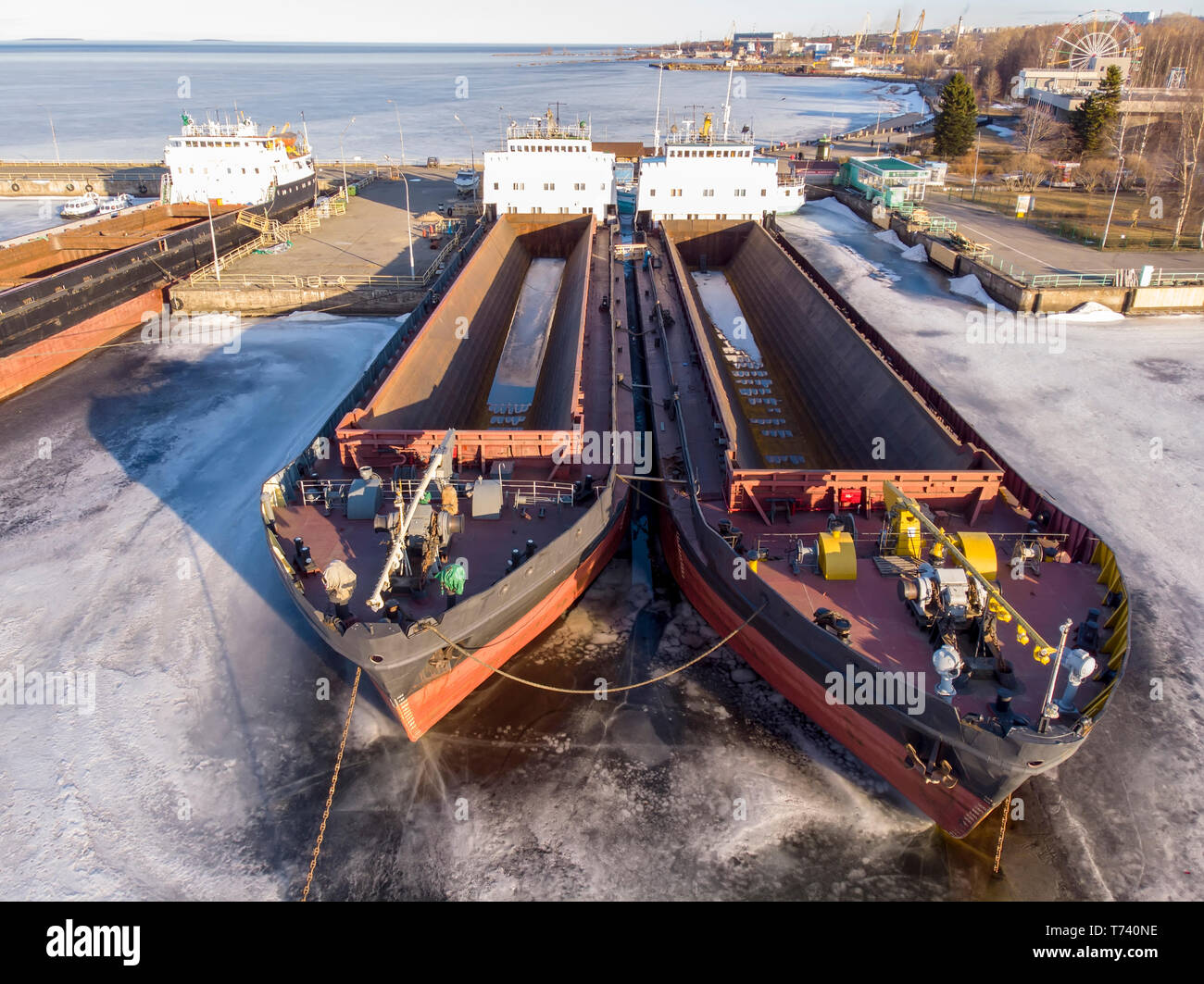 Ships docked by jetty hi-res stock photography and images - Alamy