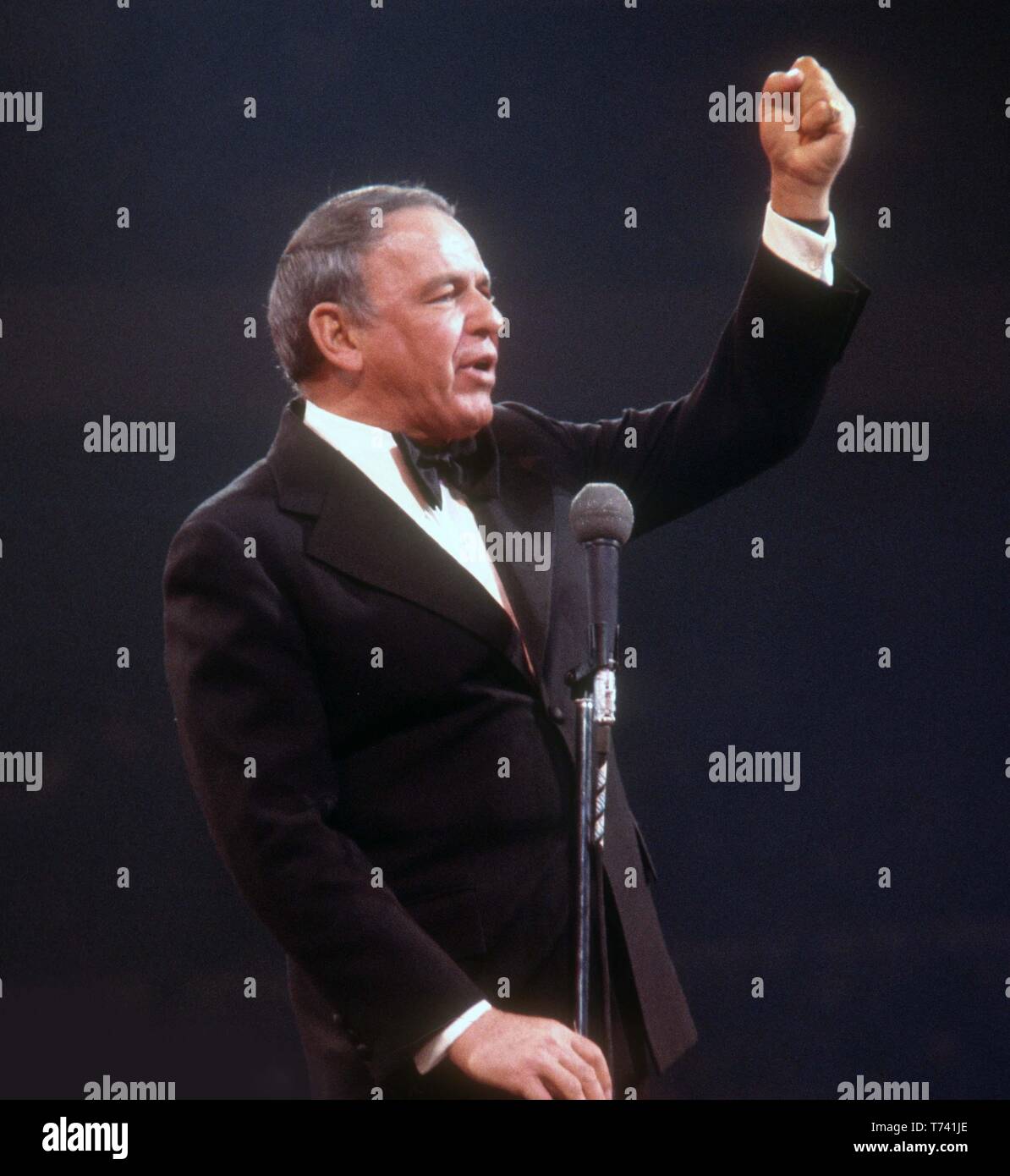 Frank sinatra 1974 hi-res stock photography and images - Alamy