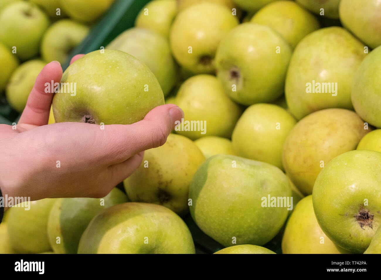 Women hand choosing apple at supermarket Stock Photo - Alamy