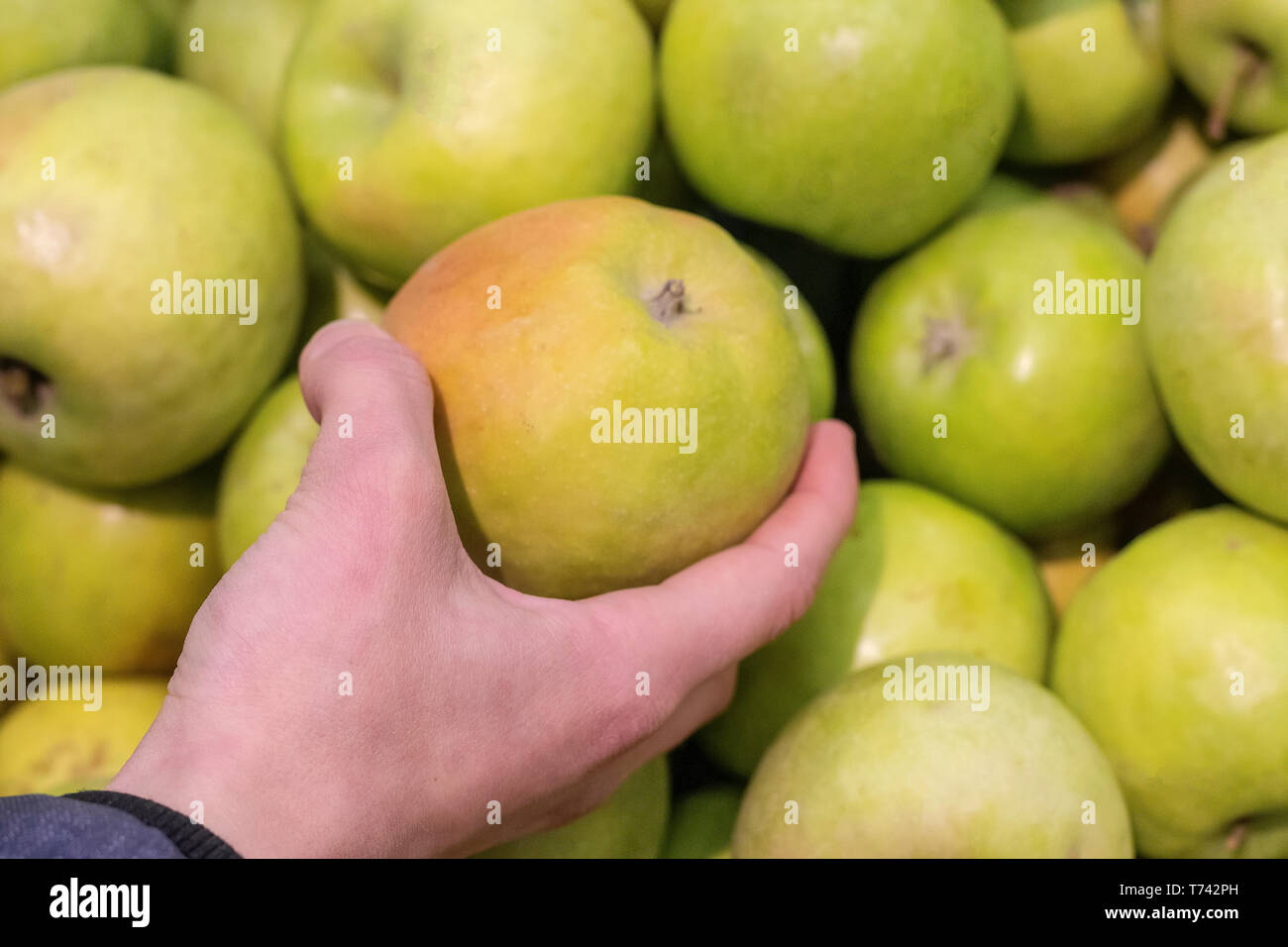 Women hand choosing apple at supermarket Stock Photo - Alamy