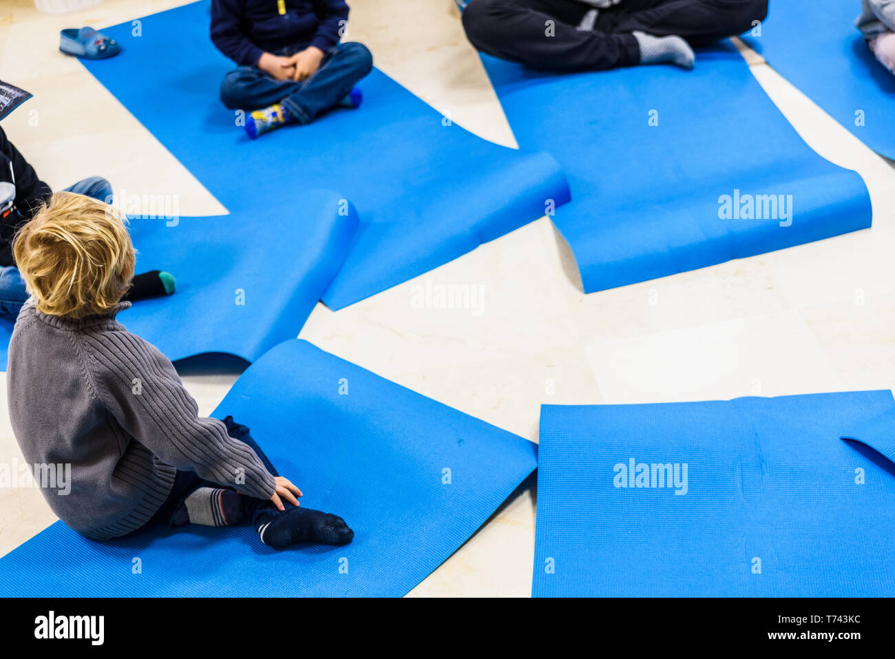 Gymnastic class children hi-res stock photography and images - Alamy