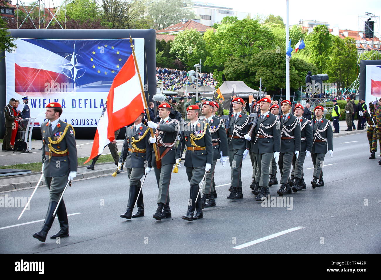 Poland: Soldiers of NATO and European countries march at military ...