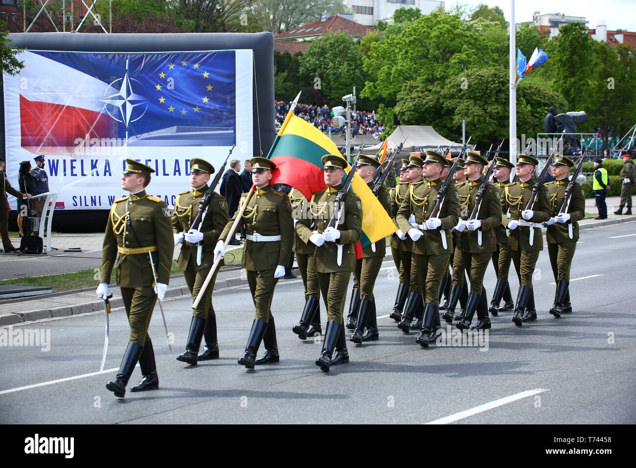 Poland: Soldiers of NATO and European countries march at military ...