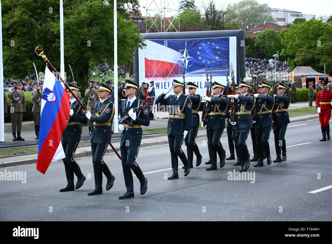 Poland: Soldiers of NATO and European countries march at military ...