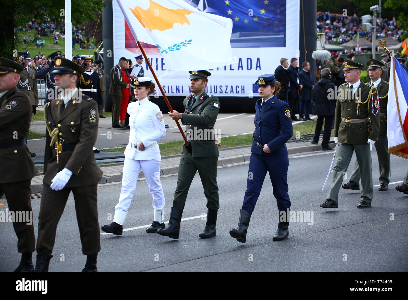 Poland: Soldiers of NATO and European countries march at military ...