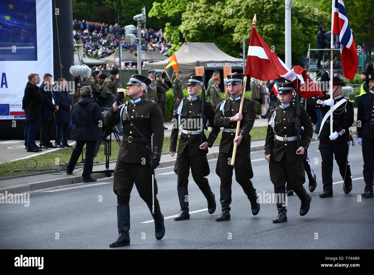 Poland: Soldiers of NATO and European countries march at military ...