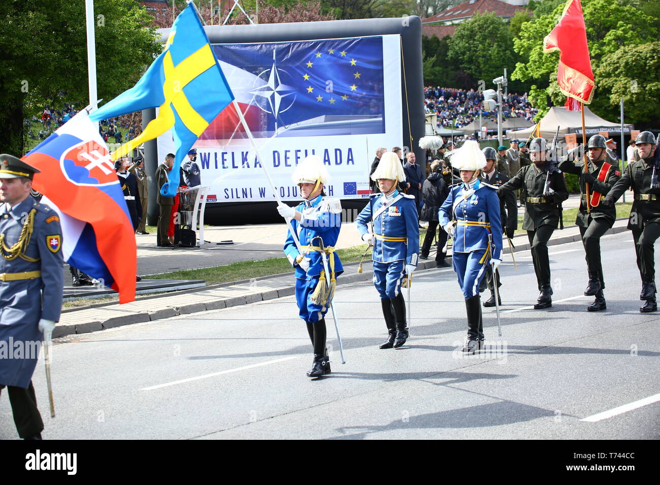 Poland: Soldiers of NATO and European countries march at military ...