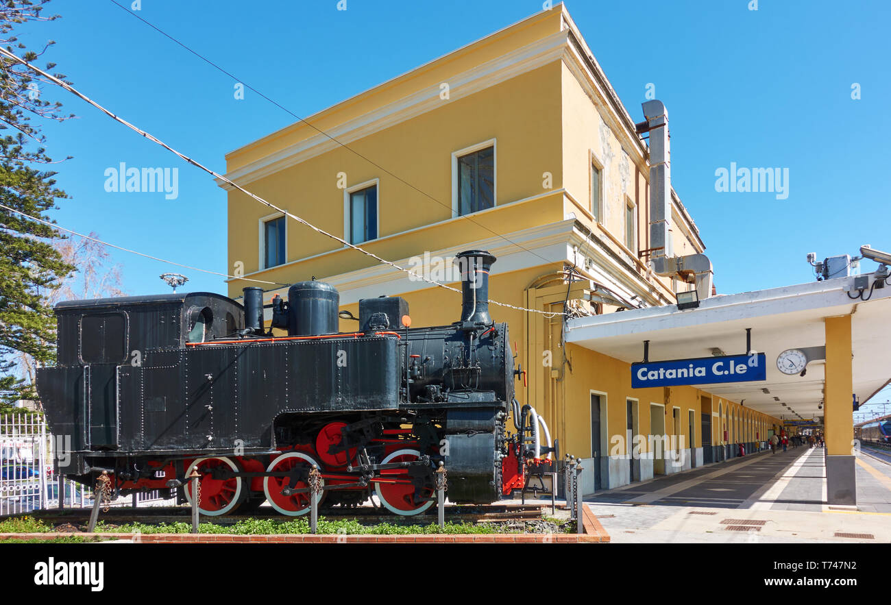 Monument steam locomotive hi-res stock photography and images - Alamy