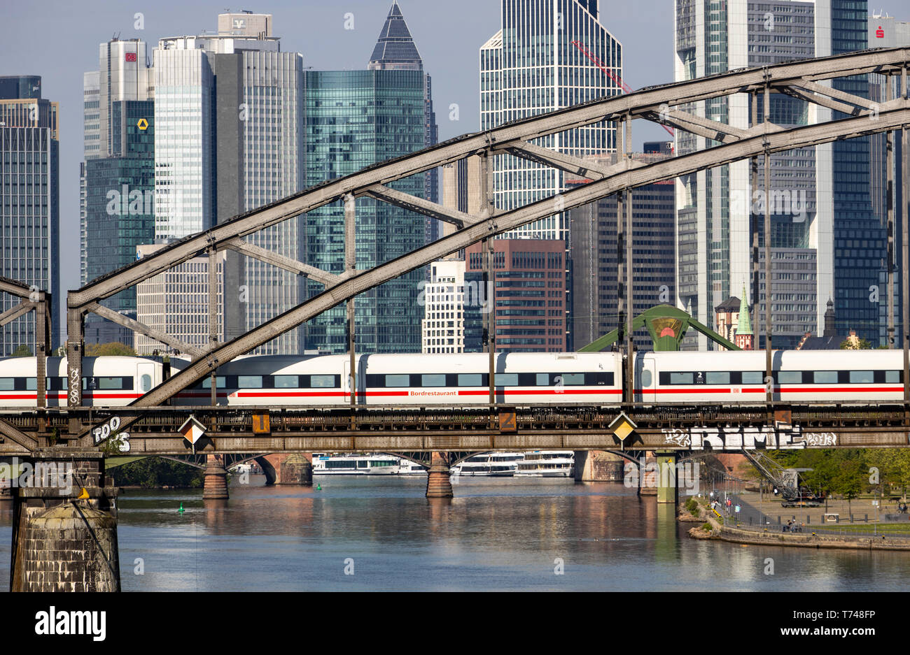 Frankfurt am main train bridge skyline hi-res stock photography and ...