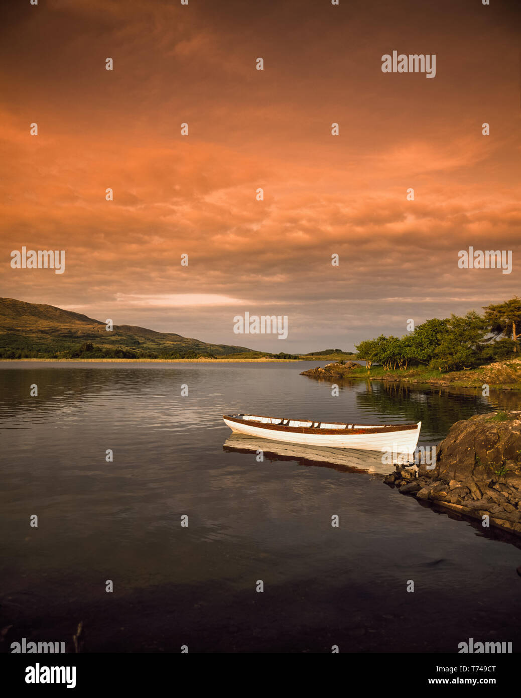 Connemara boat sea coast hi-res stock photography and images - Alamy