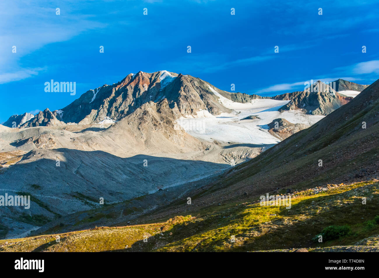 Red Rock Canyon Trail in the Eastern Alaska Range on a warm sunny ...
