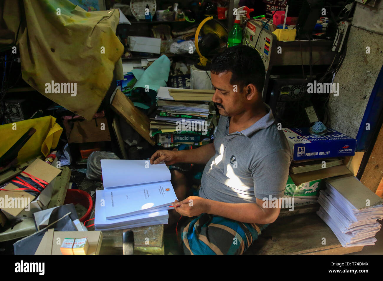 Book binding hi-res stock photography and images - Alamy