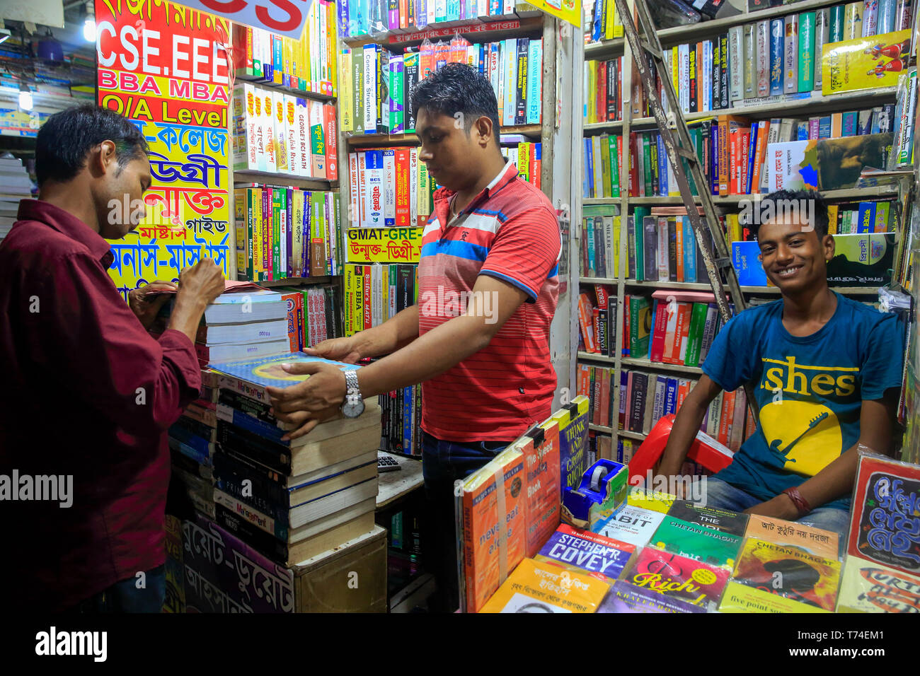 Bookshops at Nilkhet book market, Dhaka, Bangladesh Stock Photo - Alamy